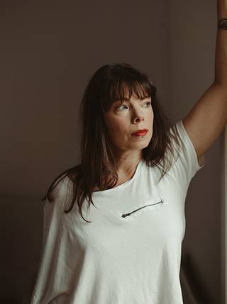 Thella Johnson: Vilka blir vi när vi är i krig – och när vi inte är det ...